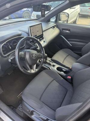 Melns Toyota Corolla Cross 2023 Panevēža, ar dzinēja tilpumu 1.99 L un nobraukumu 135 tūkst. km par 26500 €, foto 11 vietnē AUTOMOTO.COM.LV