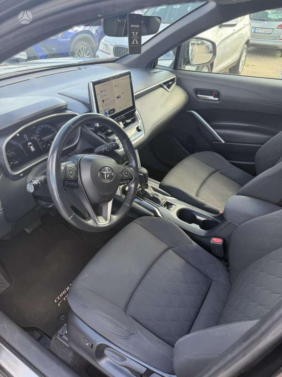 Melns Toyota Corolla Cross 2023 Panevēža, ar dzinēja tilpumu 1.99 L un nobraukumu 135 tūkst. km par 26500 €, foto 11 vietnē AUTOMOTO.COM.LV