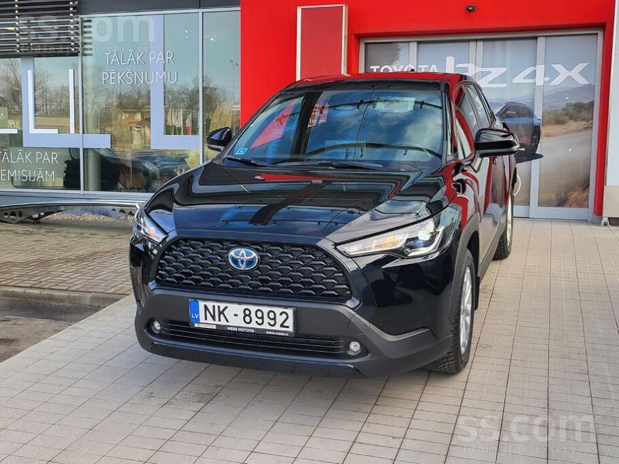 Black Toyota Corolla Cross 2023 in Riga, with an engine capacity of 2.00 L and mileage of 28 thousand km for 31950 €, photo 3 on AUTOMOTO.COM.LV