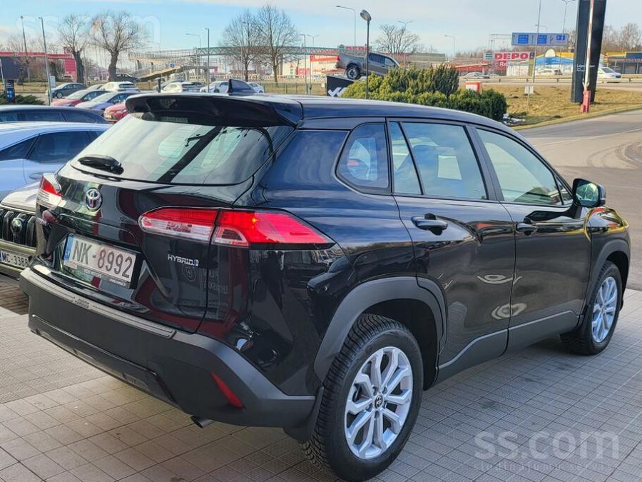 Black Toyota Corolla Cross 2023 in Riga, with an engine capacity of 2.00 L and mileage of 28 thousand km for 31950 €, photo 4 on AUTOMOTO.COM.LV
