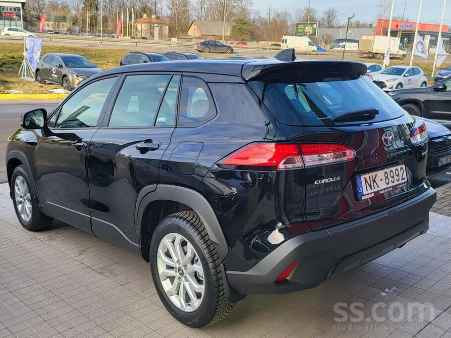 Black Toyota Corolla Cross 2023 in Riga, with an engine capacity of 2.00 L and mileage of 28 thousand km for 31950 €, photo 5 on AUTOMOTO.COM.LV