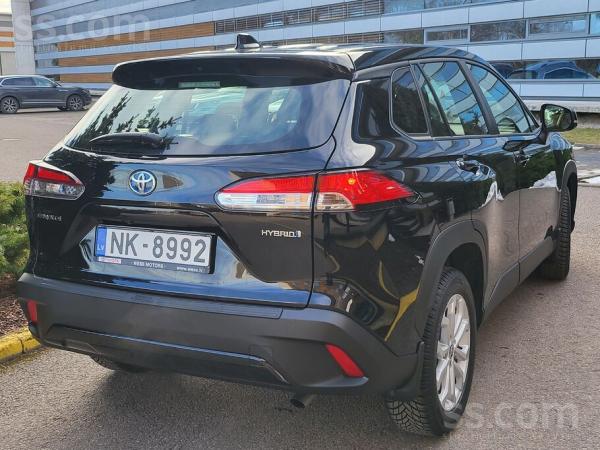 Melns Toyota Corolla Cross 2023 Rīga, ar dzinēja tilpumu 2.00 L un nobraukumu 28 tūkst. km par 31950 €, foto 6 vietnē AUTOMOTO.COM.LV