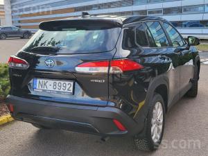 Black Toyota Corolla Cross 2023 in Riga, with an engine capacity of 2.00 L and mileage of 28 thousand km for 31950 €, photo 6 on AUTOMOTO.COM.LV