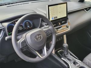Black Toyota Corolla Cross 2023 in Riga, with an engine capacity of 2.00 L and mileage of 28 thousand km for 31950 €, photo 7 on AUTOMOTO.COM.LV