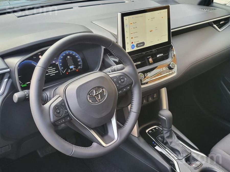 Black Toyota Corolla Cross 2023 in Riga, with an engine capacity of 2.00 L and mileage of 28 thousand km for 31950 €, photo 7 on AUTOMOTO.COM.LV