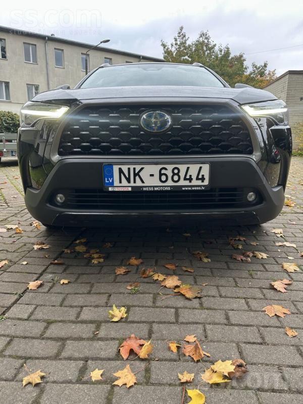 Melns Toyota Corolla Cross 2023 Rīga, ar dzinēja tilpumu 2.00 L un nobraukumu 61 tūkst. km par 31000 €, foto 1 vietnē AUTOMOTO.COM.LV