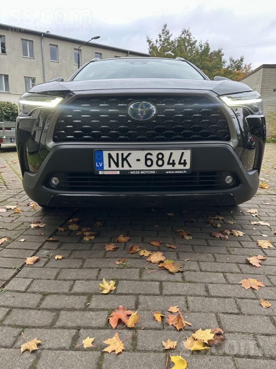 Melns Toyota Corolla Cross 2023 Rīga, ar dzinēja tilpumu 2.00 L un nobraukumu 61 tūkst. km par 31000 €, foto 1 vietnē AUTOMOTO.COM.LV