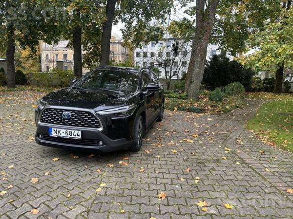 Melns Toyota Corolla Cross 2023 Rīga, ar dzinēja tilpumu 2.00 L un nobraukumu 61 tūkst. km par 31000 €, foto 3 vietnē AUTOMOTO.COM.LV