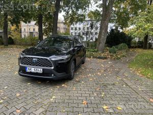 Melns Toyota Corolla Cross 2023 Rīga, ar dzinēja tilpumu 2.00 L un nobraukumu 61 tūkst. km par 31000 €, foto 3 vietnē AUTOMOTO.COM.LV