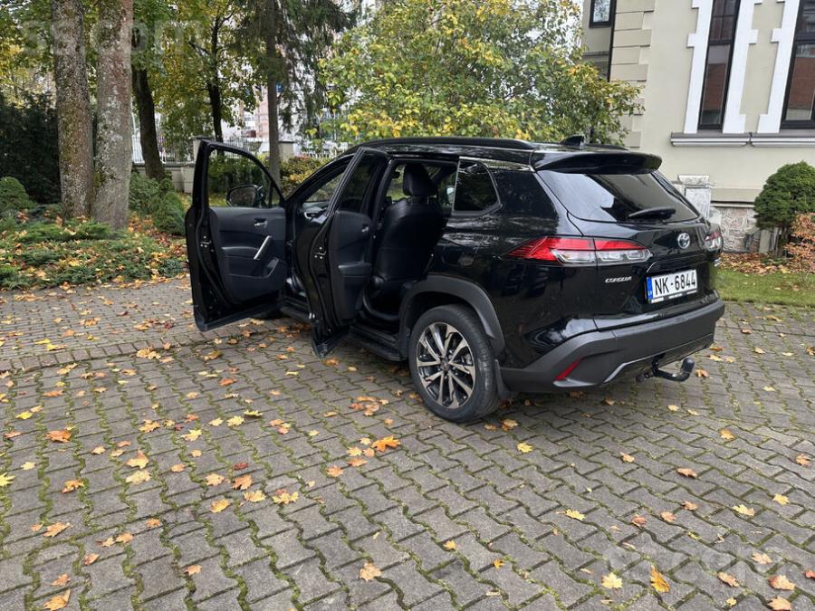 Melns Toyota Corolla Cross 2023 Rīga, ar dzinēja tilpumu 2.00 L un nobraukumu 61 tūkst. km par 31000 €, foto 4 vietnē AUTOMOTO.COM.LV