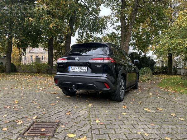 Melns Toyota Corolla Cross 2023 Rīga, ar dzinēja tilpumu 2.00 L un nobraukumu 61 tūkst. km par 31000 €, foto 5 vietnē AUTOMOTO.COM.LV