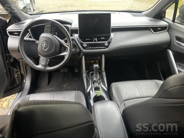 Melns Toyota Corolla Cross 2023 Rīga, ar dzinēja tilpumu 2.00 L un nobraukumu 61 tūkst. km par 31000 €, foto 7 vietnē AUTOMOTO.COM.LV