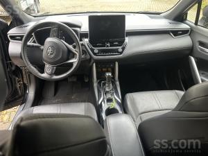 Melns Toyota Corolla Cross 2023 Rīga, ar dzinēja tilpumu 2.00 L un nobraukumu 61 tūkst. km par 31000 €, foto 7 vietnē AUTOMOTO.COM.LV