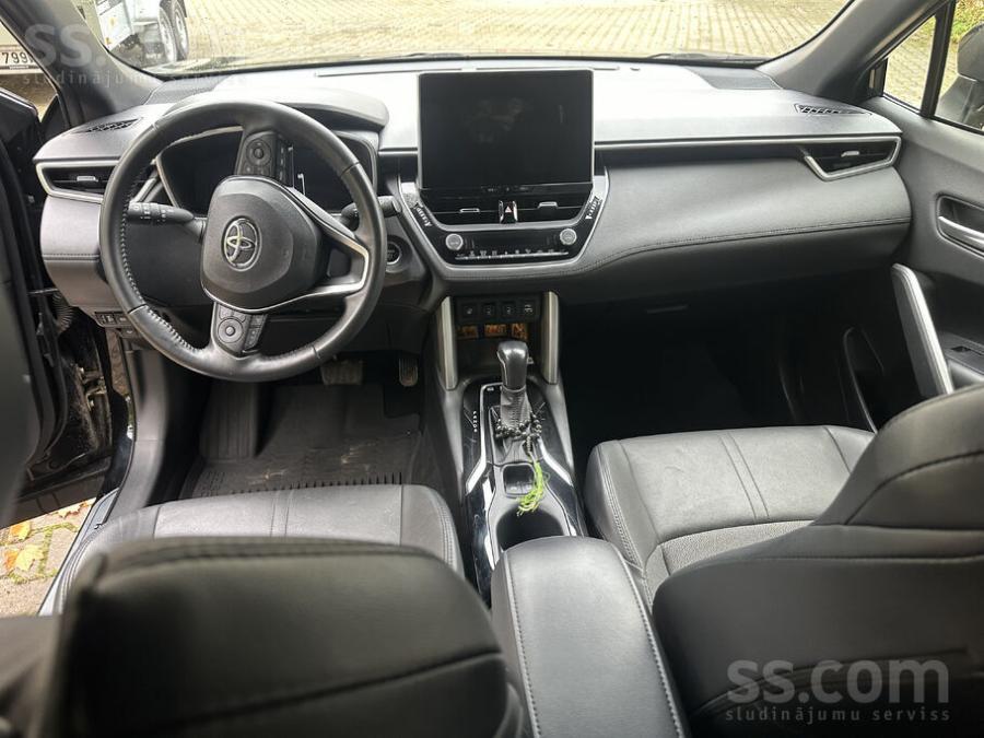 Melns Toyota Corolla Cross 2023 Rīga, ar dzinēja tilpumu 2.00 L un nobraukumu 61 tūkst. km par 31000 €, foto 7 vietnē AUTOMOTO.COM.LV