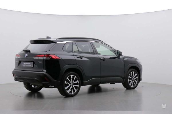 Melns Toyota Corolla Cross 2024 Viļņa, ar dzinēja tilpumu 1.99 L un nobraukumu 59 tūkst. km par 37900 €, foto 2 vietnē AUTOMOTO.COM.LV