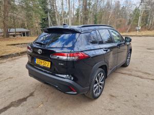 Melns Toyota Corolla Cross 2024 Viļņa, ar dzinēja tilpumu 1.80 L un nobraukumu 14 tūkst. km par 29500 €, foto 5 vietnē AUTOMOTO.COM.LV