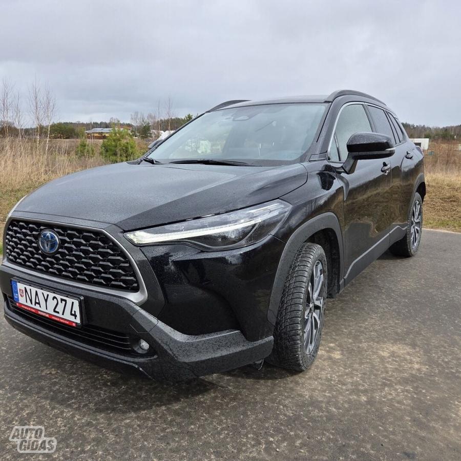 Melns Toyota Corolla Cross 2024 Viļņa, ar dzinēja tilpumu 1.80 L un nobraukumu 47 tūkst. km par 33000 €, foto 1 vietnē AUTOMOTO.COM.LV