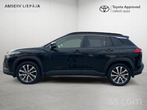 Melns Toyota Corolla Cross 2024 Liepāja, ar dzinēja tilpumu 2.00 L un nobraukumu 37 tūkst. km par 33800 €, foto 3 vietnē AUTOMOTO.COM.LV