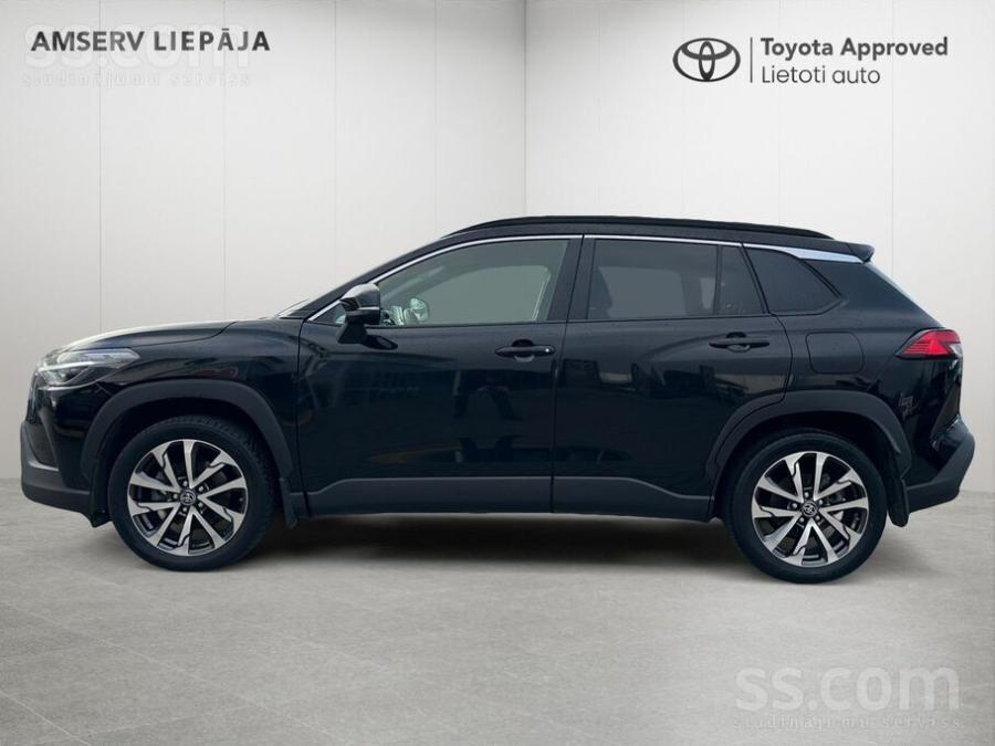 Melns Toyota Corolla Cross 2024 Liepāja, ar dzinēja tilpumu 2.00 L un nobraukumu 37 tūkst. km par 33800 €, foto 3 vietnē AUTOMOTO.COM.LV