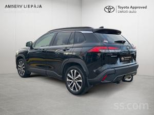 Melns Toyota Corolla Cross 2024 Liepāja, ar dzinēja tilpumu 2.00 L un nobraukumu 37 tūkst. km par 33800 €, foto 4 vietnē AUTOMOTO.COM.LV