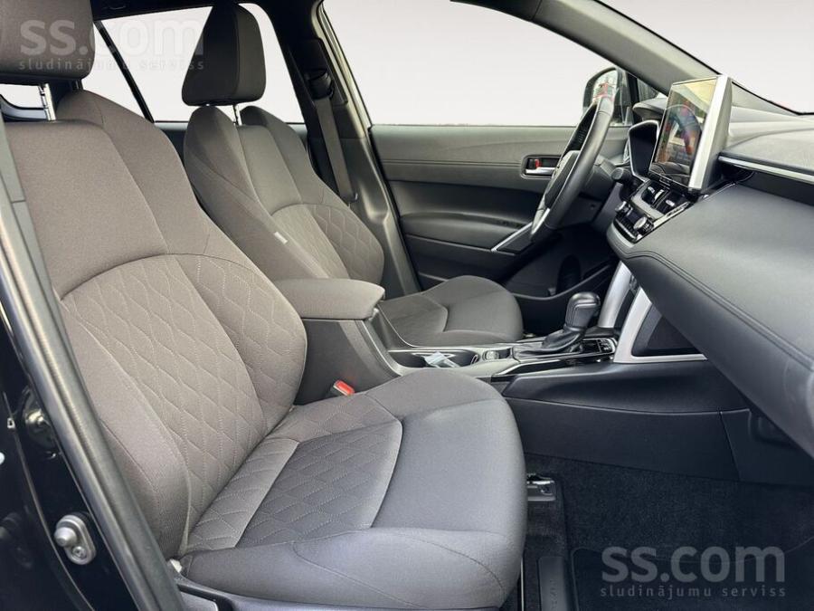 Melns Toyota Corolla Cross 2024 Liepāja, ar dzinēja tilpumu 2.00 L un nobraukumu 37 tūkst. km par 33800 €, foto 16 vietnē AUTOMOTO.COM.LV