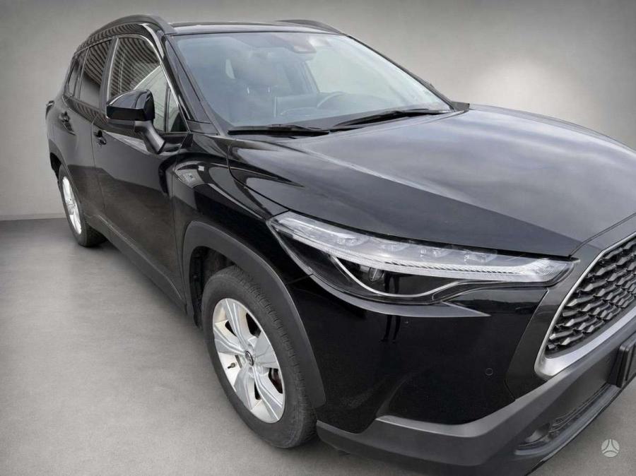 Черный Тойота Corolla Cross 2024 в Клайпеда, объемом двигателя 1.99 л и пробегом 61 тыс. км за 30500 €, фото 1 на AUTOMOTO.COM.LV