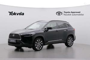 Melns Toyota Corolla Cross 2025 Viļņa, ar dzinēja tilpumu 1.80 L un nobraukumu 31 tūkst. km par 32700 €, foto  vietnē AUTOMOTO.COM.LV