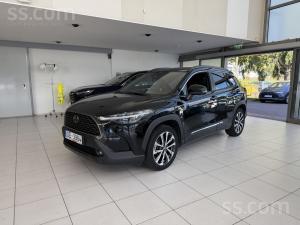 Черный Тойота Corolla Cross 2025 в Рига, объемом двигателя 1.80 л и пробегом 44 тыс. км за 30500 €, фото  на AUTOMOTO.COM.LV