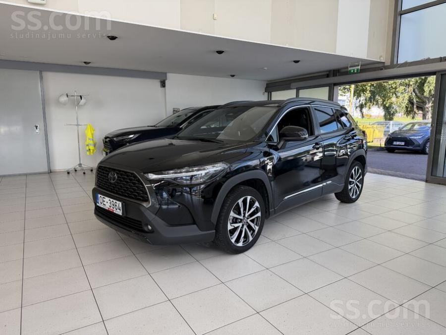 Melns Toyota Corolla Cross 2025 Rīga, ar dzinēja tilpumu 1.80 L un nobraukumu 44 tūkst. km par 30500 €, foto 1 vietnē AUTOMOTO.COM.LV