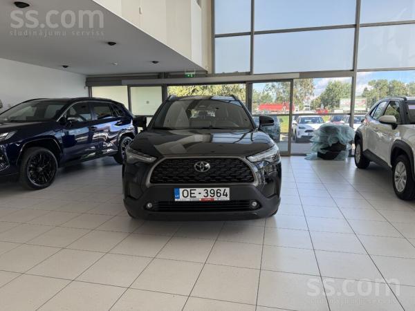 Тойота Corolla Cross 2025 в Рига на AUTOMOTO.COM.LV Черный Тойота Corolla Cross 2025 в Рига, объемом двигателя 1.80 л и пробегом 44 тыс. км за 30500 €, фото 3 на AUTOMOTO.COM.LV