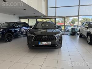 Melns Toyota Corolla Cross 2025 Rīga, ar dzinēja tilpumu 1.80 L un nobraukumu 44 tūkst. km par 30500 €, foto 3 vietnē AUTOMOTO.COM.LV