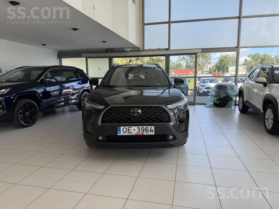 Melns Toyota Corolla Cross 2025 Rīga, ar dzinēja tilpumu 1.80 L un nobraukumu 44 tūkst. km par 30500 €, foto 3 vietnē AUTOMOTO.COM.LV