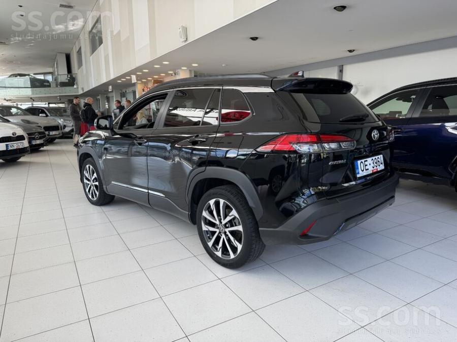 Melns Toyota Corolla Cross 2025 Rīga, ar dzinēja tilpumu 1.80 L un nobraukumu 44 tūkst. km par 30500 €, foto 4 vietnē AUTOMOTO.COM.LV