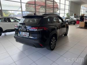 Melns Toyota Corolla Cross 2025 Rīga, ar dzinēja tilpumu 1.80 L un nobraukumu 44 tūkst. km par 30500 €, foto 6 vietnē AUTOMOTO.COM.LV