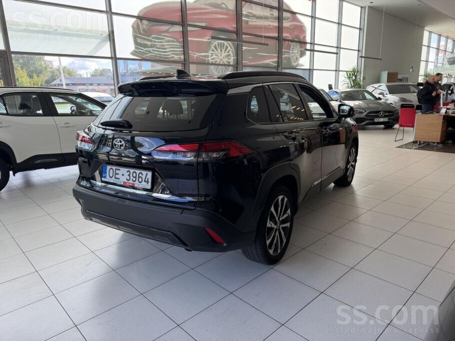 Melns Toyota Corolla Cross 2025 Rīga, ar dzinēja tilpumu 1.80 L un nobraukumu 44 tūkst. km par 30500 €, foto 6 vietnē AUTOMOTO.COM.LV