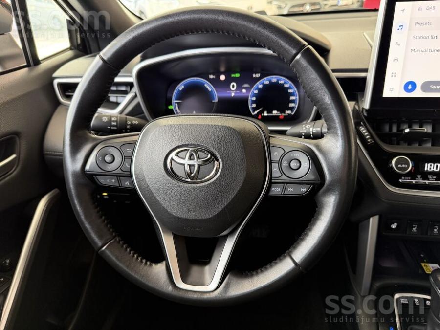 Melns Toyota Corolla Cross 2025 Rīga, ar dzinēja tilpumu 1.80 L un nobraukumu 44 tūkst. km par 30500 €, foto 17 vietnē AUTOMOTO.COM.LV