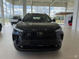 Melns Toyota Corolla Cross 2026 Panevēža, ar dzinēja tilpumu 1.80 L un nobraukumu 0 tūkst. km par 33490 €, foto 3 vietnē AUTOMOTO.COM.LV