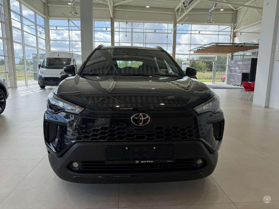 Melns Toyota Corolla Cross 2026 Panevēža, ar dzinēja tilpumu 1.80 L un nobraukumu 0 tūkst. km par 33490 €, foto 3 vietnē AUTOMOTO.COM.LV