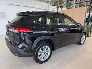 Melns Toyota Corolla Cross 2026 Panevēža, ar dzinēja tilpumu 1.80 L un nobraukumu 0 tūkst. km par 33490 €, foto 5 vietnē AUTOMOTO.COM.LV