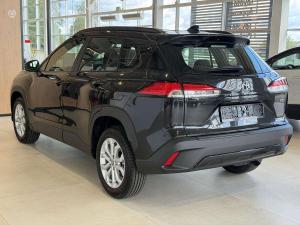 Melns Toyota Corolla Cross 2026 Panevēža, ar dzinēja tilpumu 1.80 L un nobraukumu 0 tūkst. km par 33490 €, foto 7 vietnē AUTOMOTO.COM.LV