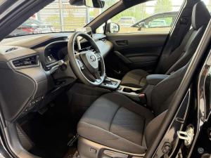 Melns Toyota Corolla Cross 2026 Panevēža, ar dzinēja tilpumu 1.80 L un nobraukumu 0 tūkst. km par 33490 €, foto 8 vietnē AUTOMOTO.COM.LV