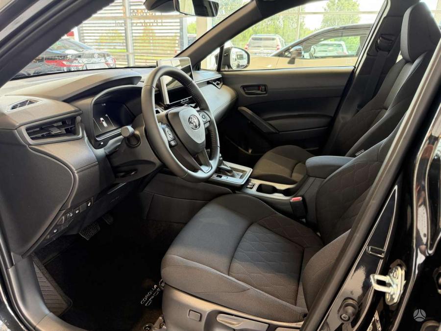 Melns Toyota Corolla Cross 2026 Panevēža, ar dzinēja tilpumu 1.80 L un nobraukumu 0 tūkst. km par 33490 €, foto 8 vietnē AUTOMOTO.COM.LV