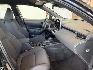 Melns Toyota Corolla Cross 2026 Panevēža, ar dzinēja tilpumu 1.80 L un nobraukumu 0 tūkst. km par 33490 €, foto 14 vietnē AUTOMOTO.COM.LV