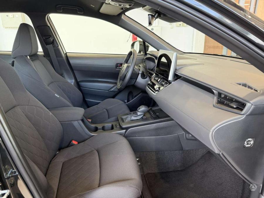 Melns Toyota Corolla Cross 2026 Panevēža, ar dzinēja tilpumu 1.80 L un nobraukumu 0 tūkst. km par 33490 €, foto 14 vietnē AUTOMOTO.COM.LV