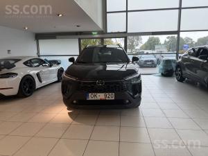 Black Toyota Corolla Cross 2026 in Riga, with an engine capacity of 1.80 L and mileage of 25 thousand km for 31500 €, photo 3 on AUTOMOTO.COM.LV