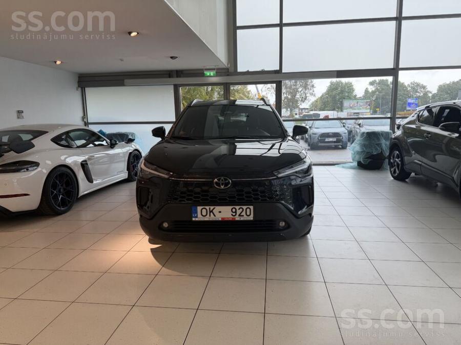 Black Toyota Corolla Cross 2026 in Riga, with an engine capacity of 1.80 L and mileage of 25 thousand km for 31500 €, photo 3 on AUTOMOTO.COM.LV
