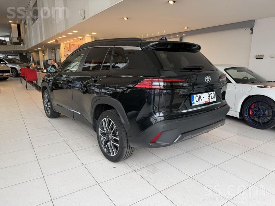 Black Toyota Corolla Cross 2026 in Riga, with an engine capacity of 1.80 L and mileage of 25 thousand km for 31500 €, photo 4 on AUTOMOTO.COM.LV