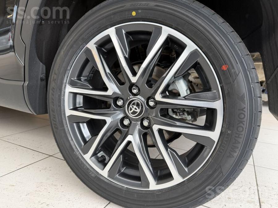 Black Toyota Corolla Cross 2026 in Riga, with an engine capacity of 1.80 L and mileage of 25 thousand km for 31500 €, photo 7 on AUTOMOTO.COM.LV