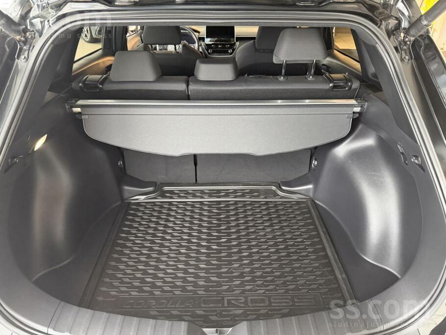 Black Toyota Corolla Cross 2026 in Riga, with an engine capacity of 1.80 L and mileage of 25 thousand km for 31500 €, photo 9 on AUTOMOTO.COM.LV