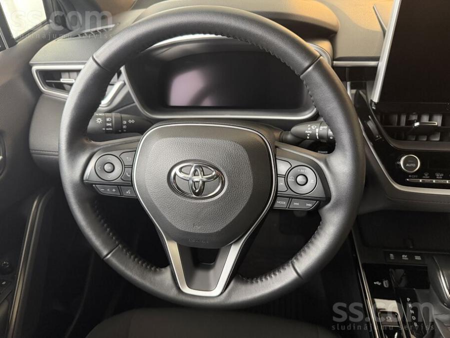 Black Toyota Corolla Cross 2026 in Riga, with an engine capacity of 1.80 L and mileage of 25 thousand km for 31500 €, photo 22 on AUTOMOTO.COM.LV